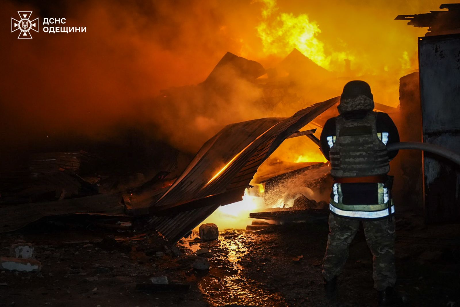 Рашисти вночі атакували Одещину: спалахнули пожежі, постраждала одна людина (фото). Новини Одеси ...